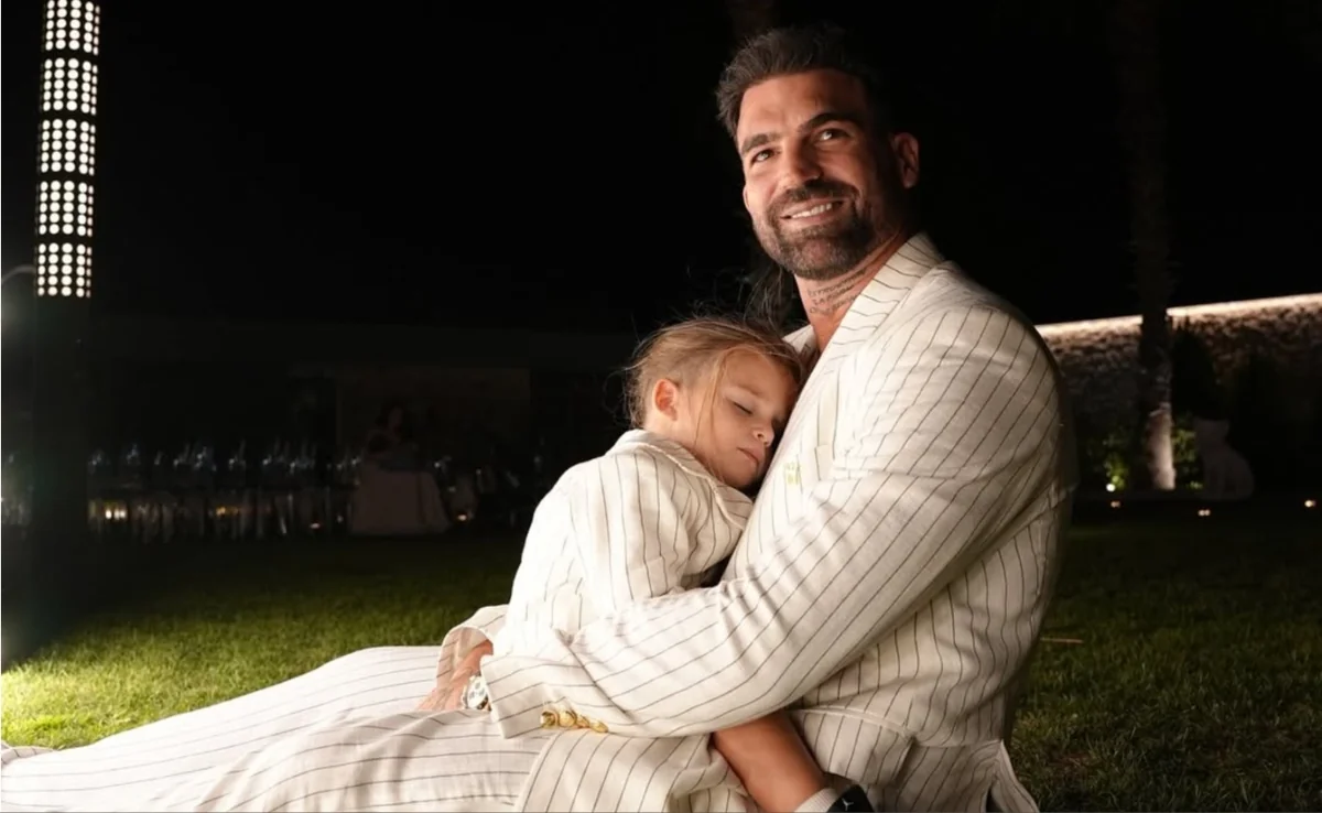 Dimitris Alexandrou: Tender video with his son, Paris | Hellenic.News